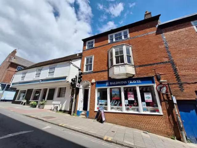 Deal! 1 BA 3 bedroom maisonette for rent in Station Street, Le.