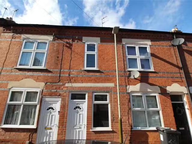 Unique 1 BA 3 bedroom Mid Terrace House to rent, Henton Road.