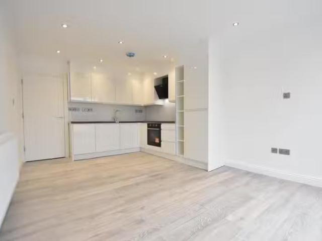 Deal! 1 BA 3 bedroom apartment for rent in Three bedroom flat.