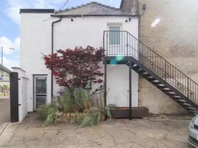 Cheap 1 BA 3 bedroom apartment for rent in Wellington Street.
