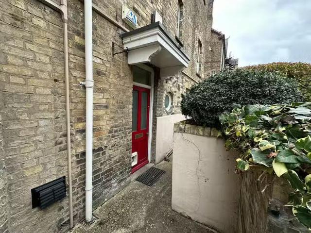 Unique 1 BA 3 bedroom apartment for rent in Bateman Street, Ca.