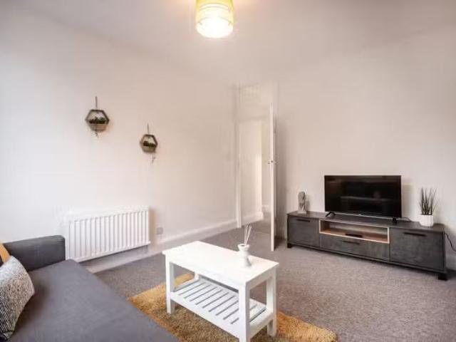 Cozy 1 BA 3 bedroom apartment for rent in Downend Road, Downen.