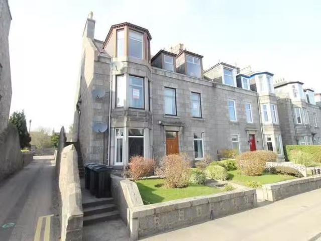 Nice 1 BA 3 bedroom apartment for rent in Elmfield Avenue, Fir.