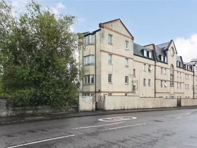 Deal! 1 BA 3 bedroom apartment for rent in Hermand Crescent, S.