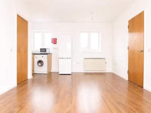 Nice 1 BA 3 bedroom apartment for rent in London Road, Mitcham.