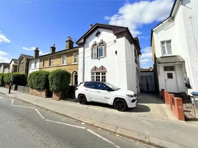 Deal! 1 BA 3 bedroom apartment for rent in Selsdon Road, South.