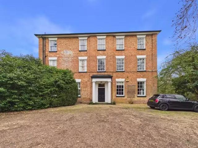 Cheap 1 BA 3 bedroom apartment for rent in Stratford Road, Ett.