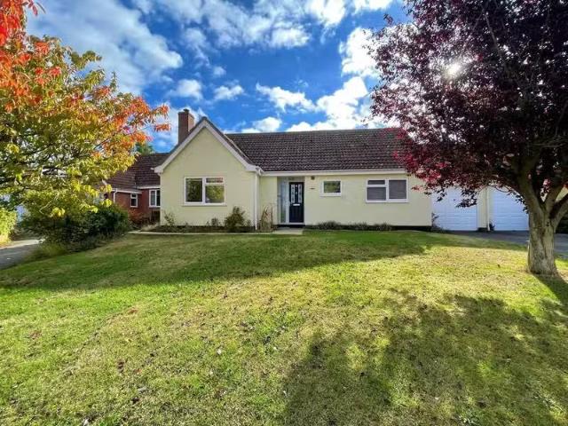 For Rent! 1 BA 3 bedroom detached bungalow for rent in Middlet.
