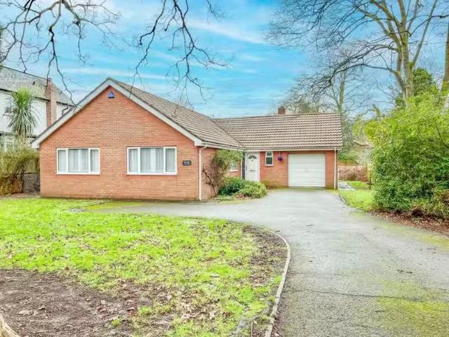 Rental! 1 BA 3 bedroom detached bungalow for rent in Low Road.