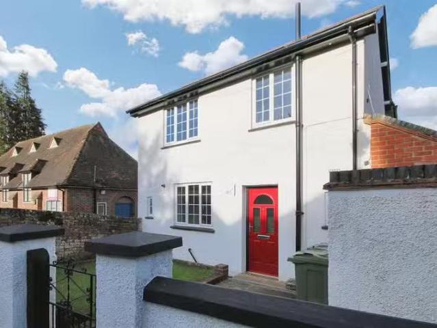 Just in! 1 BA 3 bedroom detached house for rent in Addison Roa.