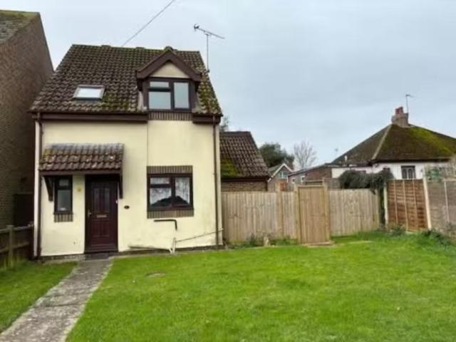 Deal! 1 BA 3 bedroom detached house for rent in Beverley Close.