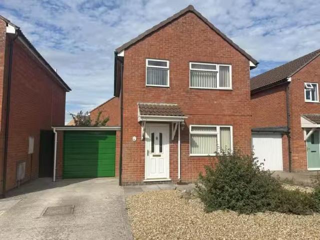 Deal! 1 BA 3 bedroom detached house for rent in Blackbird Way.