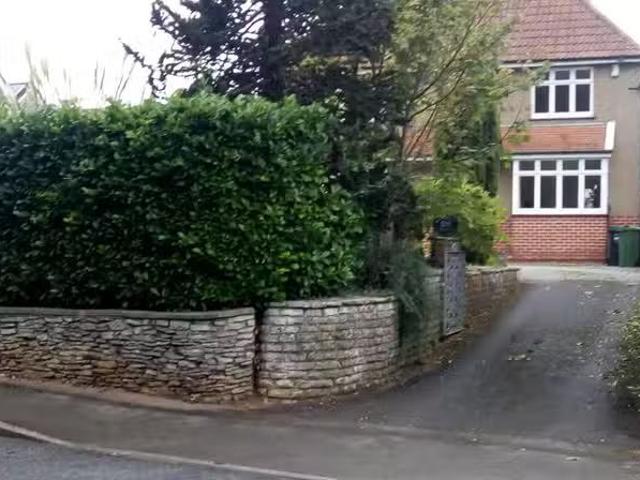 Deal! 1 BA 3 bedroom detached house for rent in Knightcott Rd.