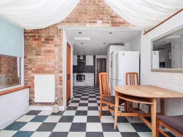 Rental! 1 BA 3 bedroom detached house for rent in Pine Road, B.