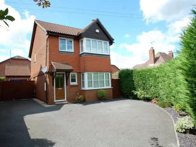 For Rent! 1 BA 3 bedroom detached house for rent in Princes Ro.