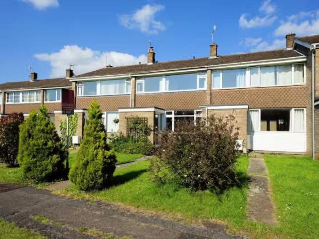 Nice 1 BA 3 bedroom end of terrace house for rent in An establ.