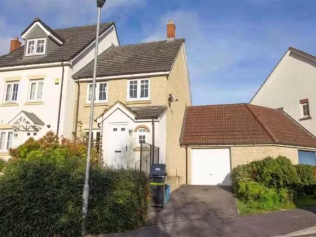 Just in! 1 BA 3 bedroom end of terrace house for rent in Hills.