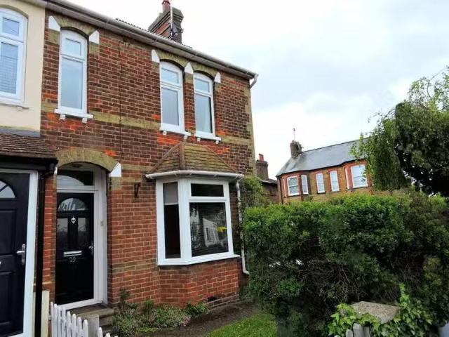 Unique 1 BA 3 bedroom end of terrace house for rent in Woodfie.