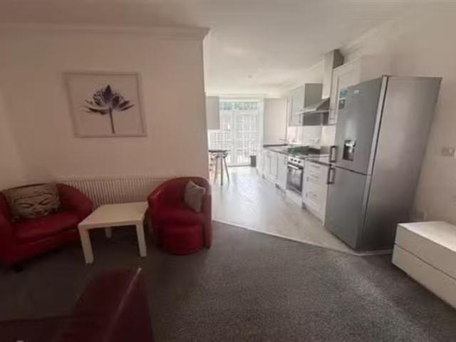 Cheap 1 BA 3 bedroom flat for rent in 3 bedroom First Floor Fl.