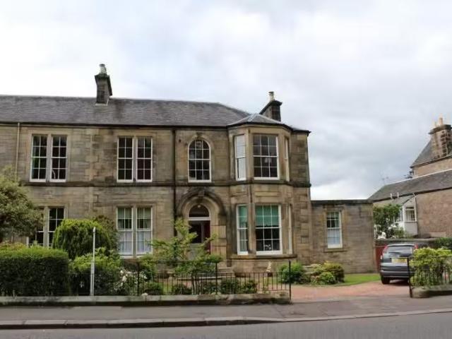 Rental! 1 BA 3 bedroom flat for rent in 126 Henderson Street.