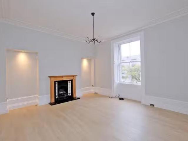 Cheap 1 BA 3 bedroom flat for rent in Crimon Place, First Floo.