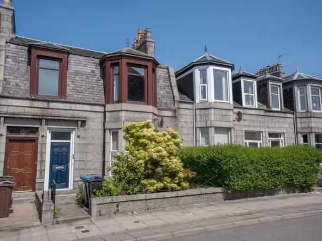 Deal! 1 BA 3 bedroom flat for rent in Bedford Place, Aberdeen.