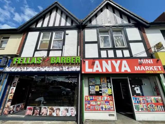 Rental! 1 BA 3 bedroom flat for rent in Great North Road, Wood.