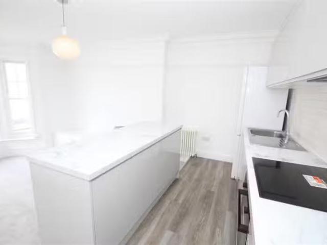 Cheap 1 BA 3 bedroom flat for rent in Fitzalan Road, Littleham.