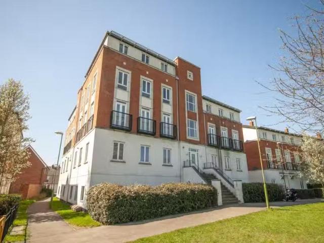 Charming 1 BA 3 bedroom flat for rent in Mosquito Way, Hatfiel.