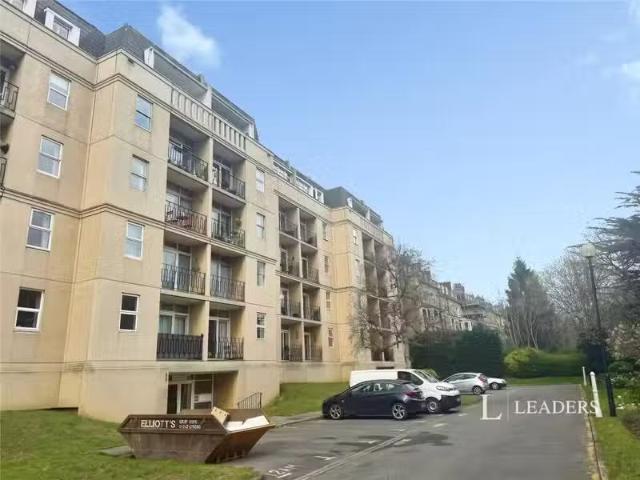 Cozy 1 BA 3 bedroom flat for rent in Mayfield House, Lansdown.