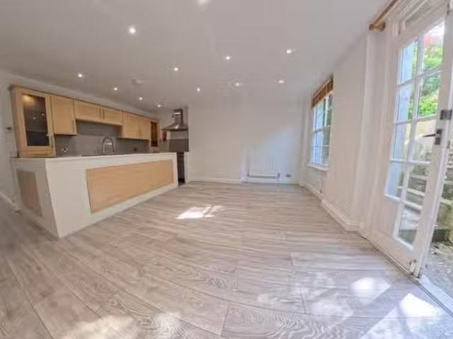 Cozy 1 BA 3 bedroom flat for rent in Park Crescent, BN2