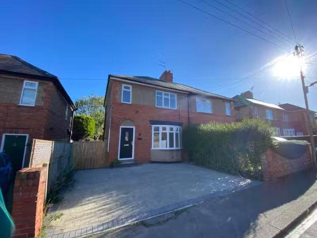 Deal! 1 BA 3 bedroom house for rent in Long Acres, Gilesgate.