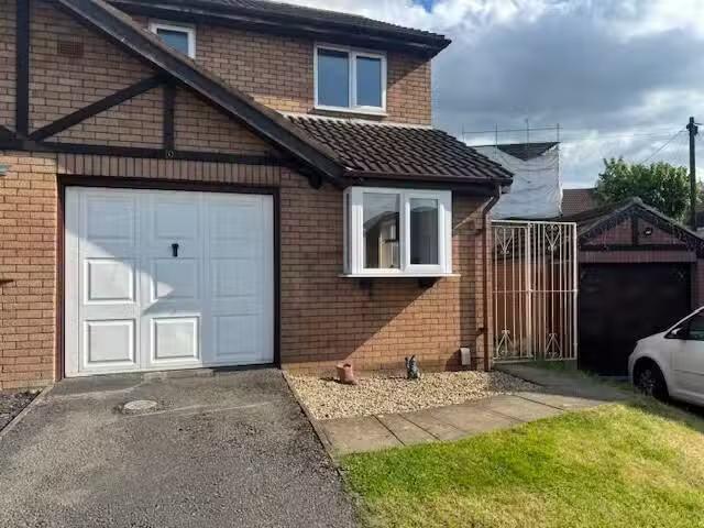 Nice 1 BA 3 bedroom house for rent in School Walk, Whitehall.