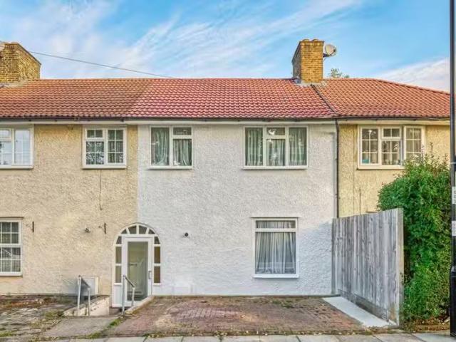 Cheap 1 BA 3 bedroom house for rent in Undershaw Road, Bromley.
