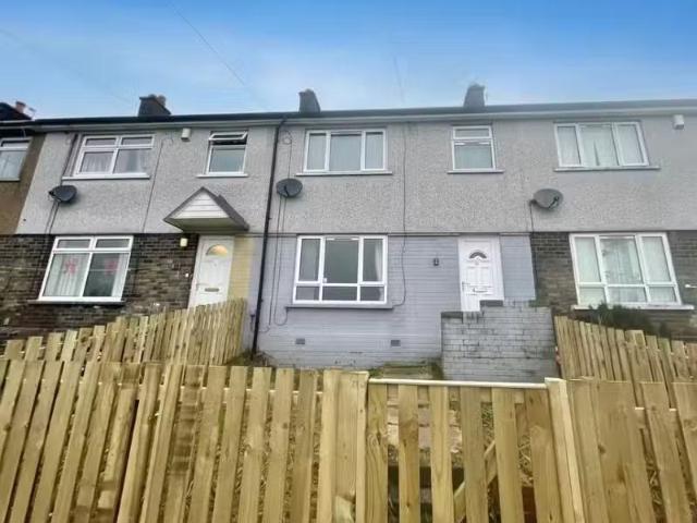 Nice 1 BA 3 bedroom house for rent in Whinfield Avenue, KEIGHL.