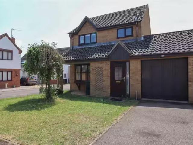 Cozy 1 BA 3 bedroom link detached house for rent in Ward Way.