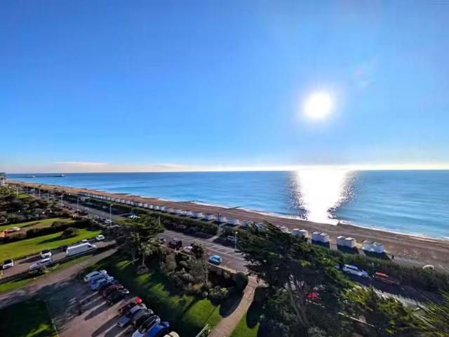 Rental! 1 BA 3 bedroom penthouse for rent in West Parade, WORT.