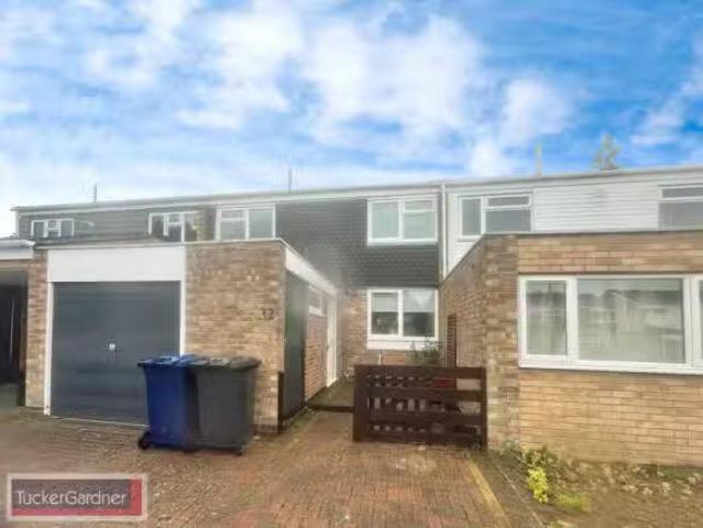 New 1 BA 3 bedroom semi detached bungalow for rent in Wakelin.