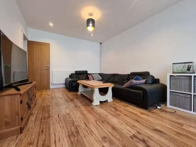 Cheap 1 BA 3 bedroom semi detached house for rent in 3 Bedroom.