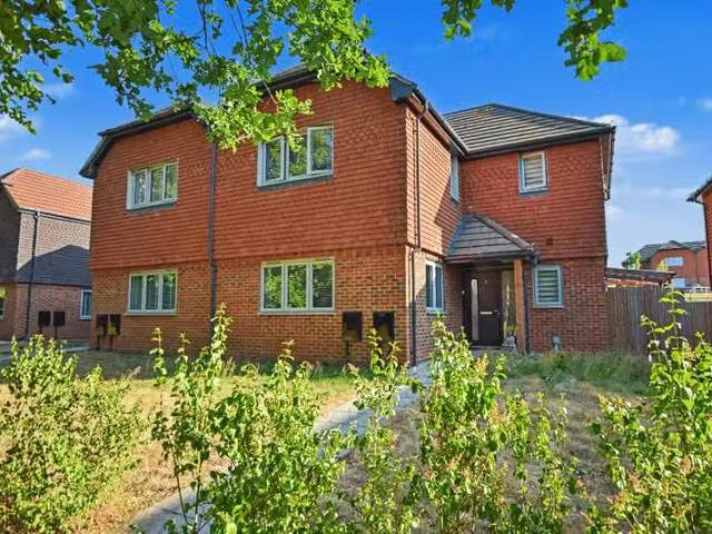Rental! 1 BA 3 bedroom semi detached house for rent in Chillow.