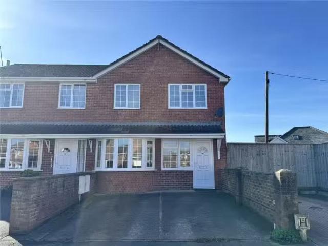 Nice 1 BA 3 bedroom semi detached house for rent in Cross Clos.