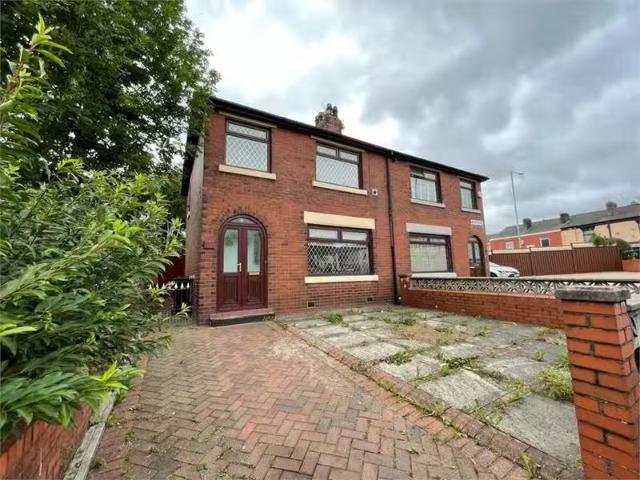 Rental! 1 BA 3 bedroom semi detached house for rent in Bradfor.