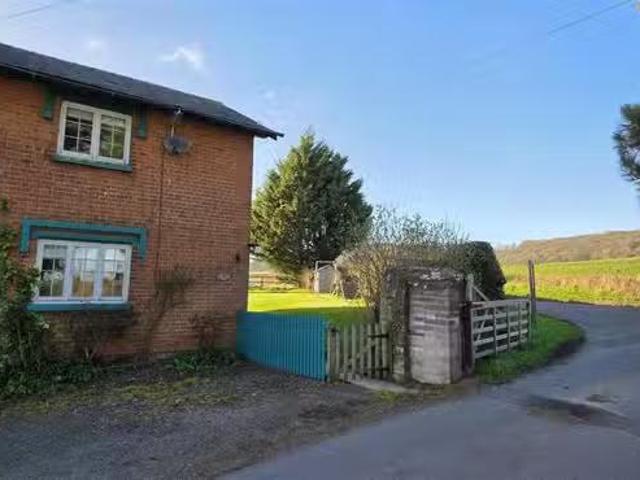 Just in! 1 BA 3 bedroom semi detached house for rent in Brinso.