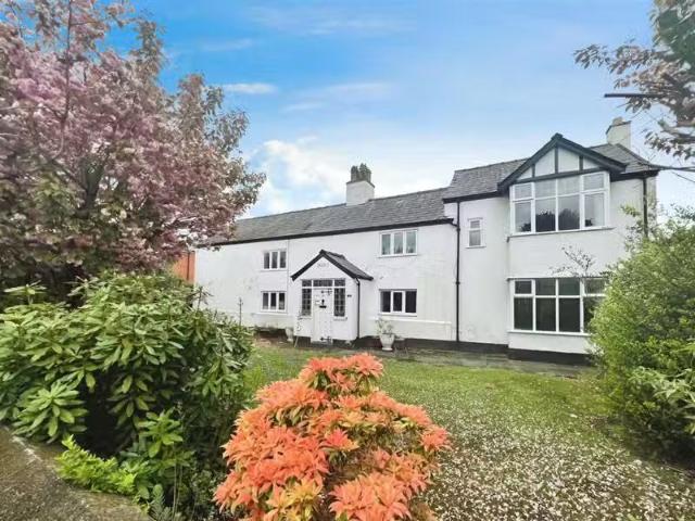 Cozy 1 BA 3 bedroom semi detached house for rent in Moss Lane.