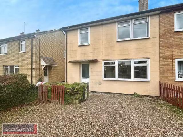 Cheap 1 BA 3 bedroom semi detached house for rent in Macaulay.