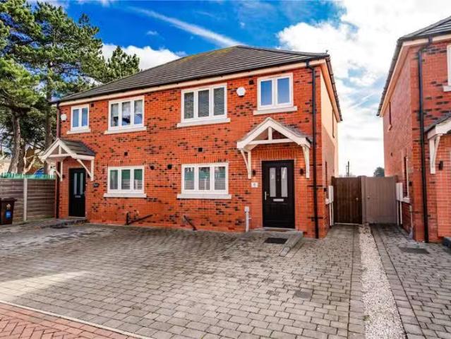 Nice 1 BA 3 bedroom semi detached house for rent in Newbold Co.