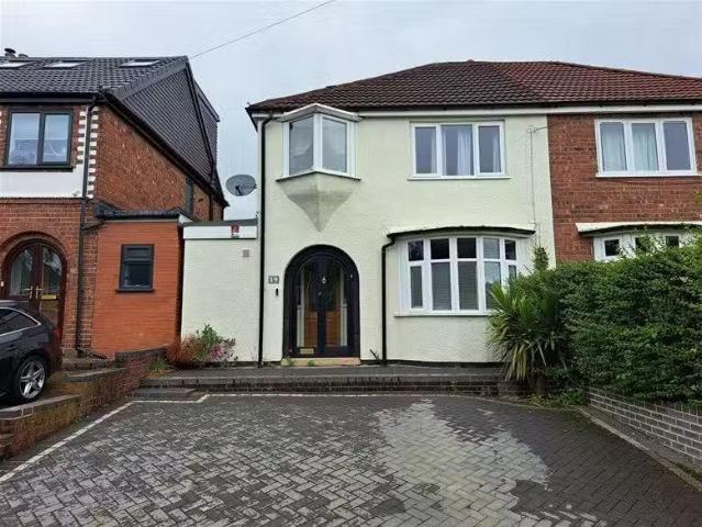 Cheap 1 BA 3 bedroom semi detached house for rent in Slade Roa.