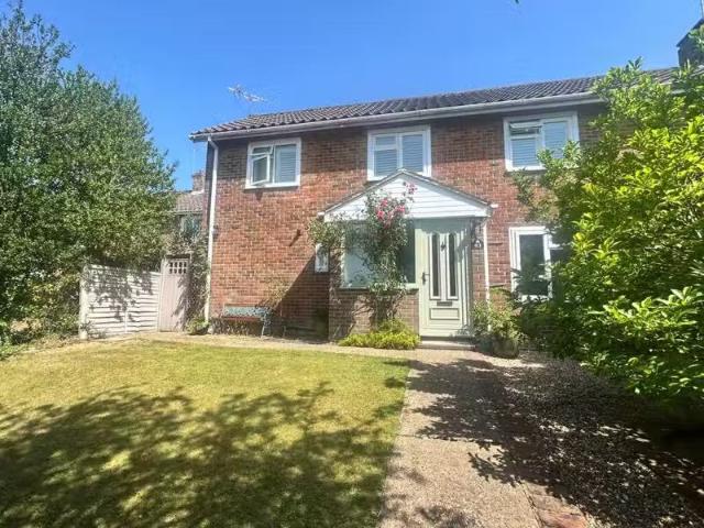 Deal! 1 BA 3 bedroom semi detached house for rent in Rosedale.