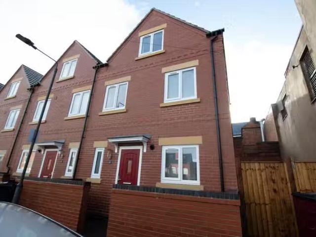 Deal! 1 BA 3 bedroom semi detached house for rent in Wilton Pl.