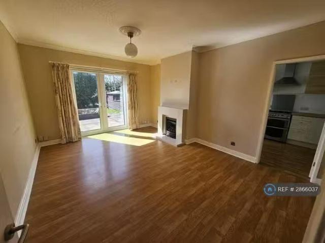 Cozy 1 BA 3 bedroom semi detached house for rent in Wingates G.